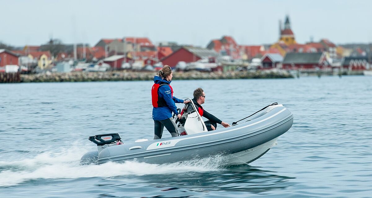AB Marine fra Svendborg viser grønne motorer og RIB-båd på Maritime ...